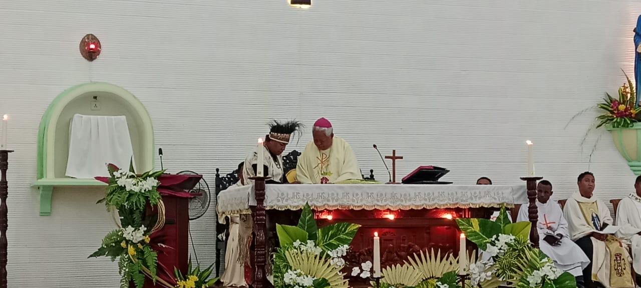 Mgr. Hilarius Datus Lega Resmikan Pra Paroki Sta. Marta Krooy Kaimana